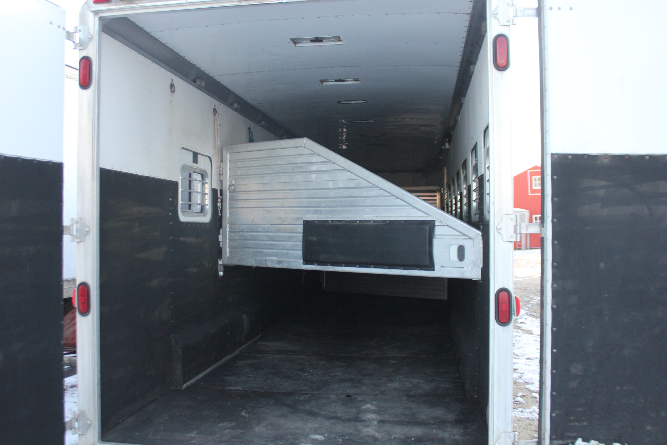 2001 Featherlite Horse Trailer. - Waverly Sales